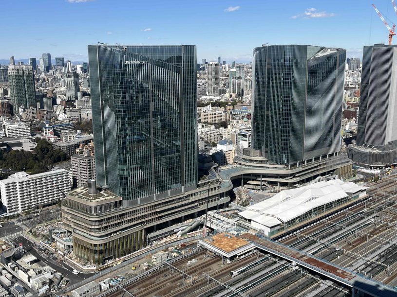 JR高輪ゲートウェイ駅直結の複合再開発「TAKANAWA GATEWAY CITY」にエレベータ・エスカレータ92台を納入 ~ロボット連携とエレベータ待ちの渋滞緩和システムを導入~ - fujitec